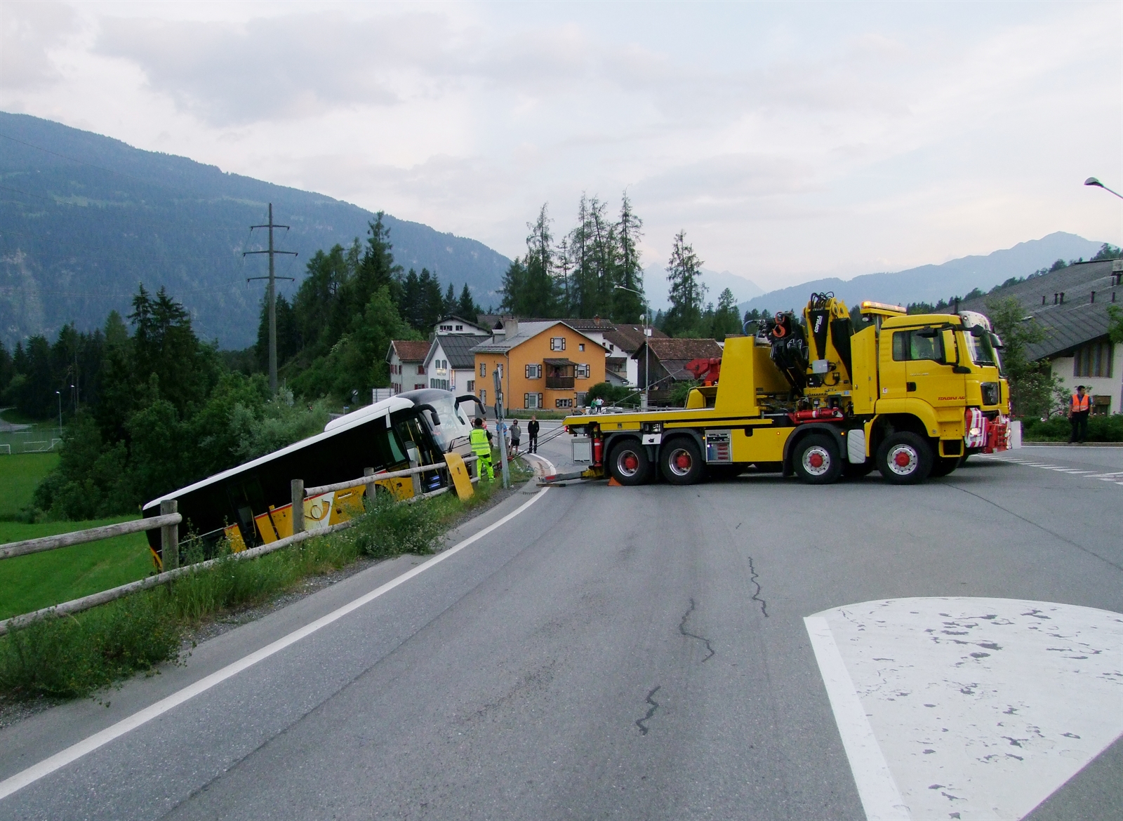 Laax: Postauto verunfallt